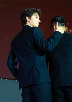 [사진]세븐틴 준,'돌아보며 멋지게 엄지척' - OSEN