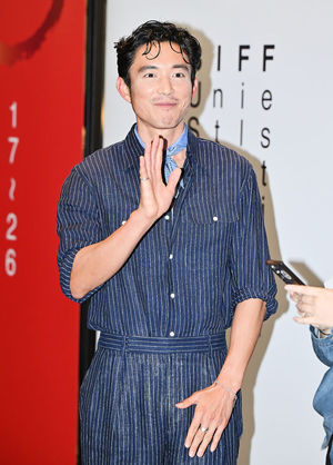 [사진] 저스틴 H. 민, 팬 향해 손인사 - OSEN