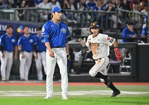 [사진] 원태인 송구 실책에 황성빈 홈으로 쇄도 - OSEN