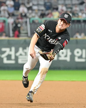 [사진]김상수,'정확한 글러브 토스' - OSEN