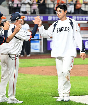 [사진]채은성,'감독님! 짜릿한 역전승입니다' - OSEN