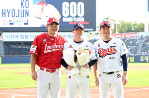 [사진]고효준 600경기 출장 시상식 참석한 노경은-양의지 - OSEN