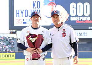 [사진]조성환 감독대행,'고효준 600경기 출장 축하해' - OSEN