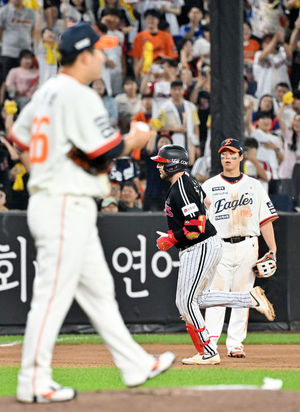 [사진]오스틴,'주현상을 상대로 달아나는 솔로포' - OSEN