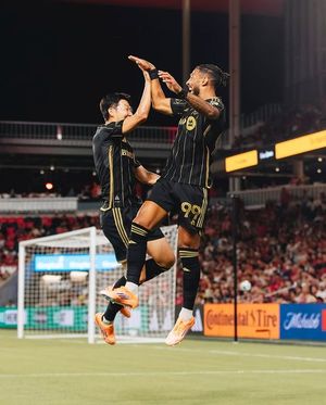 '손흥민X부앙가 또 하이파이브!' SON, 4경기 연속골 폭발...LAFC, '정상빈 선발' 세인트루이스에 2-0 리드 - OSEN