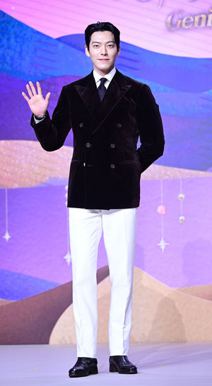 [사진]김우빈, '지니의 손인사' - OSEN