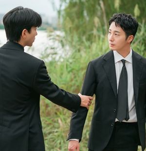 정일우vs윤현민, 결국 정인선 때문에?..흙바닥 몸싸움 포착(화려한 날들) - OSEN