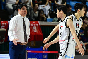 [사진]SK 홈구장 찾은 문경은 감독-김선형 - OSEN