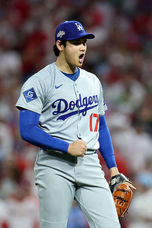 류현진 끝으로 한국은 ML 투수 전멸했는데…일본이 너무 부럽다, PS 역대 최초 '선발승+세이브' 조합 - OSEN