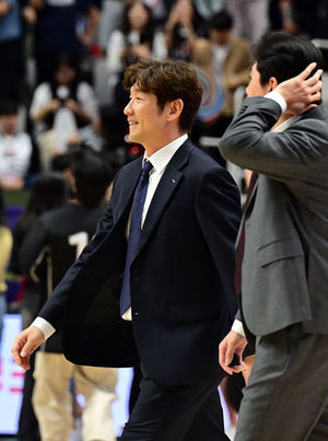 [사진]최선을 다했기에..미소짓는 양동근 감독 - OSEN