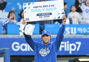 [사진] 삼성 원태인, 와일드카드 결정전 2차전 MVP - OSEN
