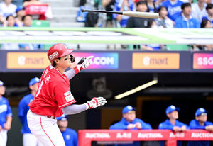 [사진]SSG 고명준 준PO 2차전 기선제압 솔로포, '시원한 배트 플립' - OSEN