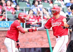 [사진]SSG 고명준, '준PO 2차전 기선제압 솔로포 하이파이브' - OSEN