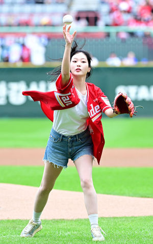 [사진]최희진, '시구에 진심' - OSEN