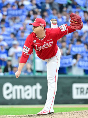 [사진]SSG 김민, '리드 지킨다' - OSEN