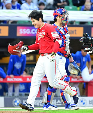[사진]SSG 김성욱, '준PO 2차전 9회말 끝내기 홈런 미소' - OSEN