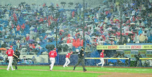 [사진]우천 중단된 준PO 3차전,'한치 앞도 보이지 않네' - OSEN