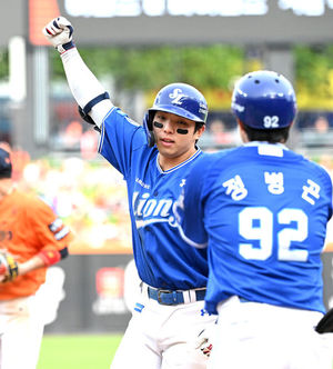 [사진]2타점 적시타 김영웅,'주먹 불끈' - OSEN