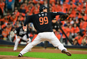 [사진]PO3차전 삼성 상대하는 류현진 - OSEN