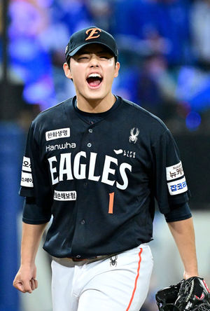 폰·와·류 15실점 무너졌는데…문동주 KKKKKK 혼자 다 막았다, 삼성 추격 의지 꺾은 '4이닝 완벽투' [PO3] - OSEN