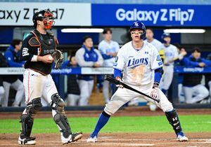 ‘아니, 정신을 어디다…’ 강민호의 2구 삼진, 피치클락 위반→공 2개로 삼진→동점 찬스 무산 ‘1점 차 패배 새드 엔딩’ [PO3] - OSEN
