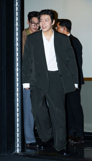 [사진]강하늘,'입장하며 미소 활짝' - OSEN