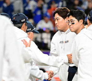 [사진]김경문 감독,'류현진 KS에서도 잘해보자' - OSEN