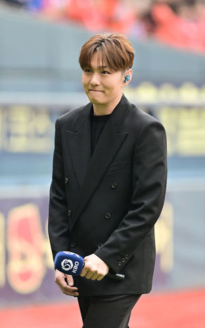 [사진]KS 1차전 애국가 부른 이창섭 - OSEN