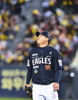 ‘한화팬들 자리 떴다’ 류현진 7실점 대참사…승승 LG 우승확률 100%다! 문보경-박동원 9타점 합작→13-5 대역전승 [KS2 리뷰] - OSEN