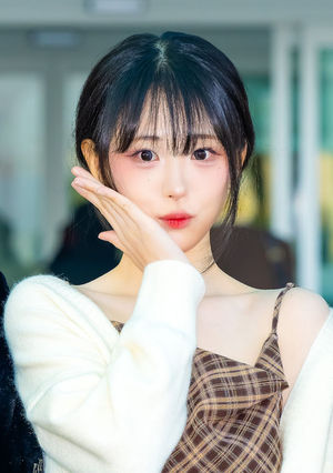 [사진]QWER 히나,'출국길 러블리 애교' - OSEN