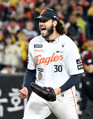 ‘한화 첫 승리 이끈 에이스’ 폰세, 만삭 아내 응원에 웃었다 “걱정되지만 항상 고마워, 내 No.1 팬” [KS4] - OSEN