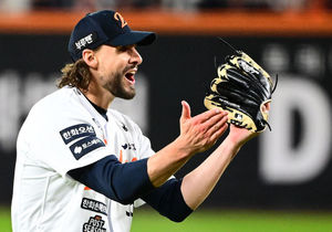 [사진]와이스, 4-6-3 병살에 환호 - OSEN