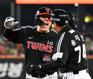 '각본 없는 드라마, 기적이 일어났다' 김현수, 9회 2아웃 역전타...PS 최다안타 신기록 '자축' - OSEN