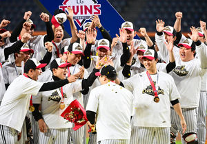 [사진]김현수, MVP 축하해 - OSEN