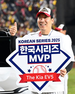 [사진]김현수,'엄지척 한국시리즈 MVP' - OSEN