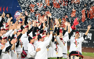 [사진]우승컵 들어올리는 LG - OSEN