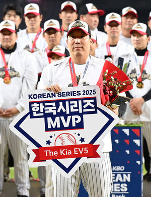 [사진]김현수,'한국시리즈 MVP' - OSEN