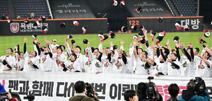 [사진]우승 축하 모자 세리머니하는 LG - OSEN