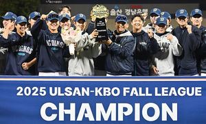 [사진] 공필성 감독, 2025 울산-KBO Fall League 우승 트로피 들었다. - OSEN