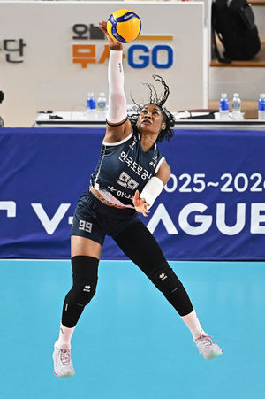 모마 45득점 펄펄 날았다! 패배를 잊은 한국도로공사, GS 칼텍스 누르고 순위표 맨 위로 - OSEN