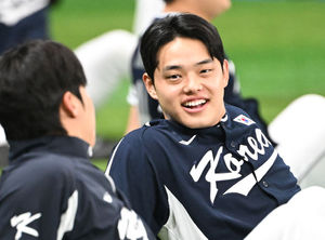 [사진]문동주, '원태인 옆에 딱 붙어서' - OSEN