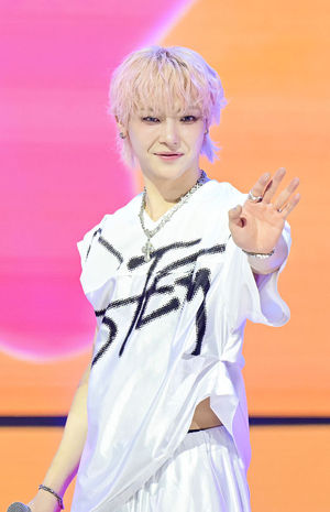 [사진]앤팀(&TEAM) 니콜라스, 다정한 손인사 - OSEN