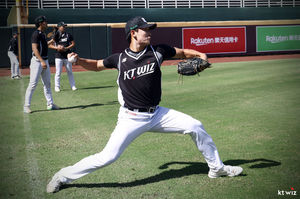 152승 레전드 출신 감독도 인정한 명품 슬라이더...KT에 초대박 신인이 들어왔다 - OSEN