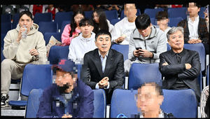 [사진] 이상민 감독과 KCC 선수들, 여자프로농구 부산 BNK 개막전 보러 왔어요 - OSEN