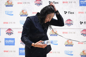 ‘WKBL 첫 승’ 최윤아 감독 “이기기만 하면 30경기 내내 물세례 받아도 괜찮아” - OSEN