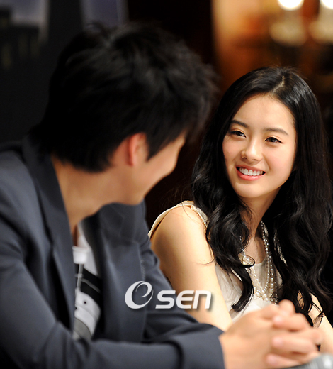 [사진]아라,'윤계상을 바라보는 눈빛이 그윽(?)'