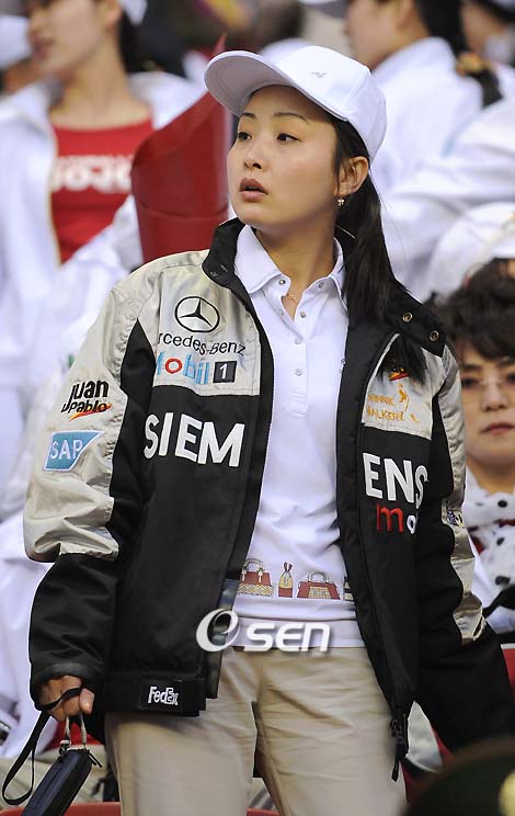 [사진]북한 응원단, 세련돼 보이네!