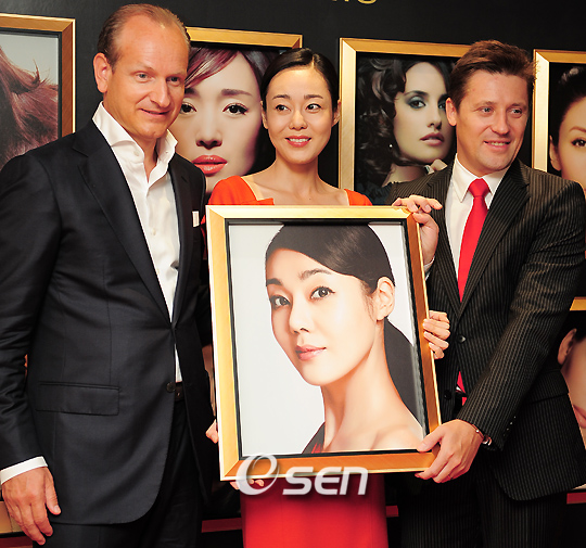 [사진]김윤진,'로레알 모델 발탁을 기념하며'