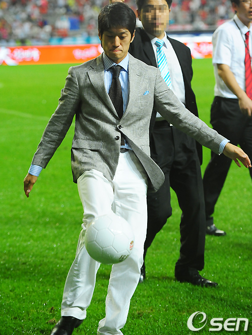 [사진]이청용,'사인볼 찹니다!'