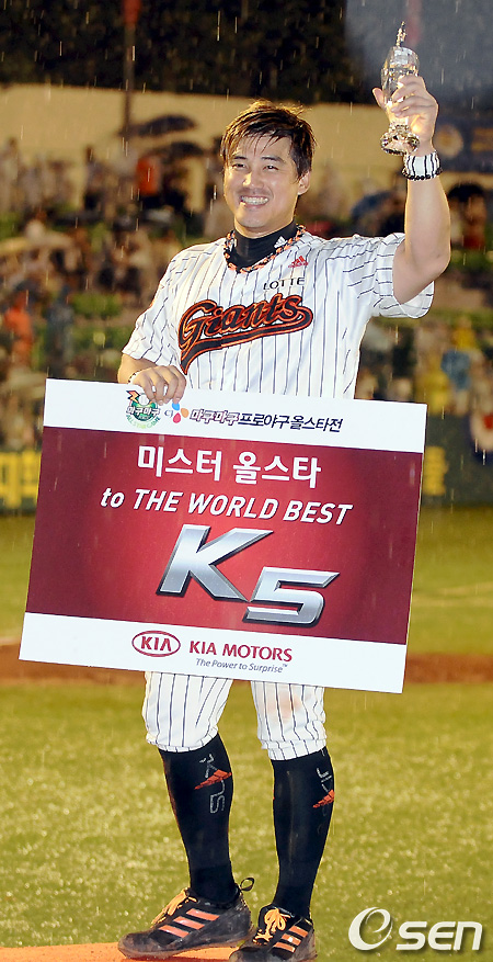 [사진]홍성흔,'인기상 이어 MVP까지' - OSEN